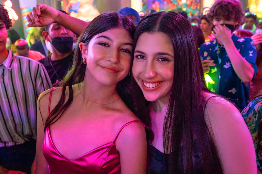 18 Things to Know About Jewish Actors Sadie and Sunny Sandler - Hey Alma